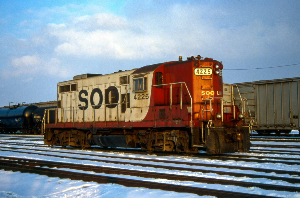 A Dubuque Diesel | Soo Line GP9 4225 was trying to stay warm… | Flickr
